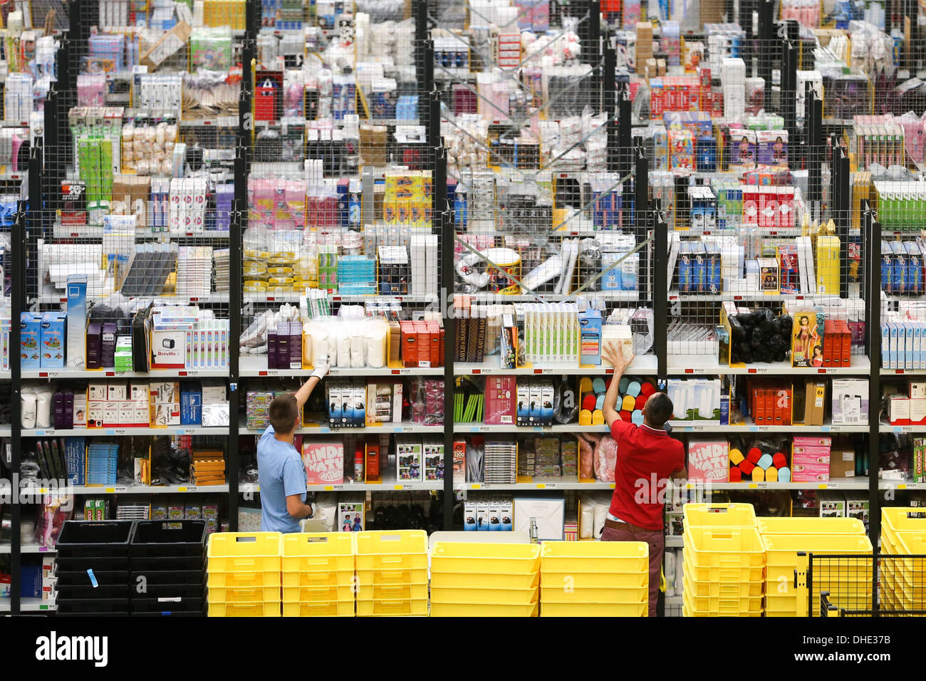Amazon fulfilment centre warehouse in hi-res stock photography and ...