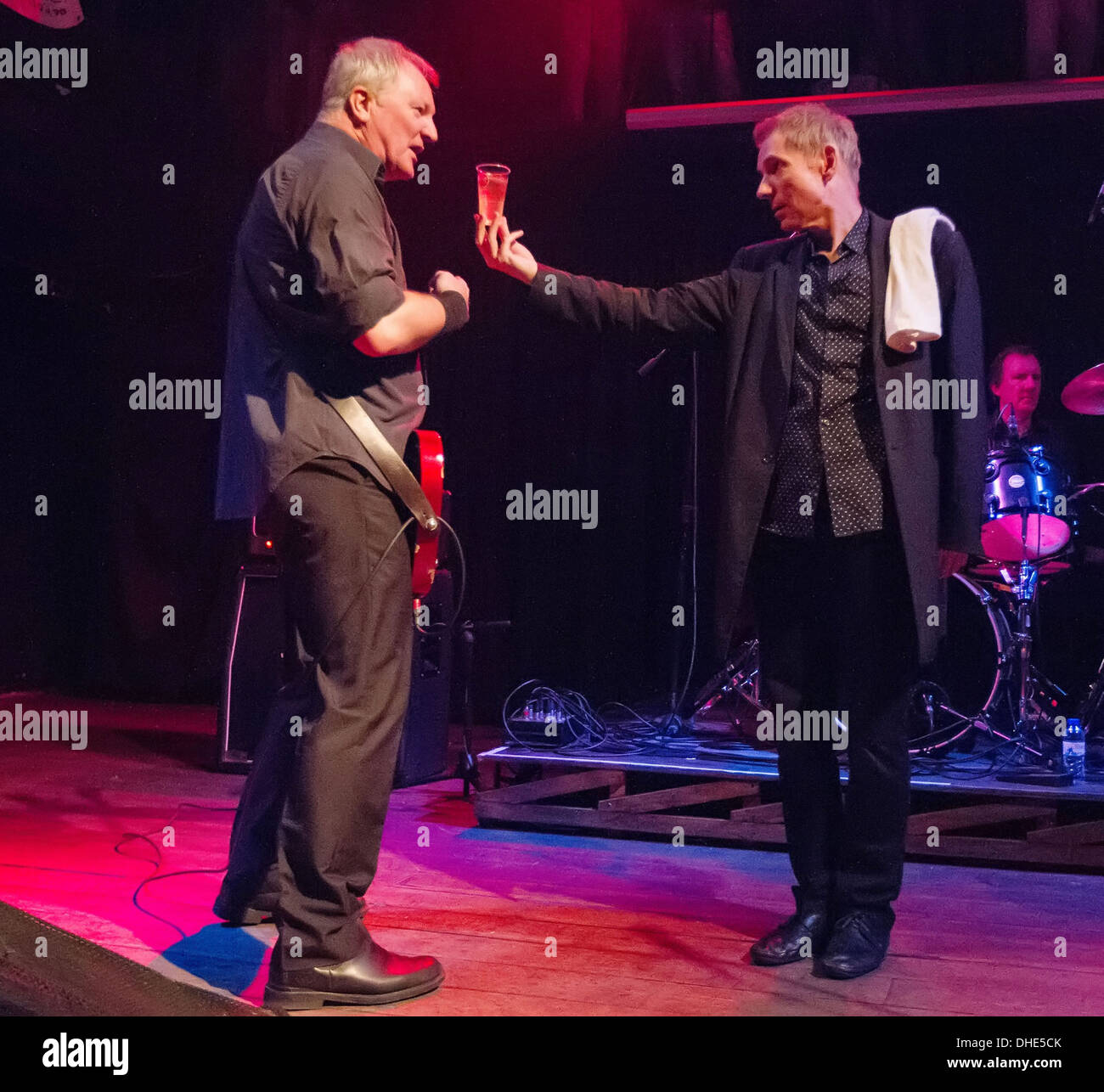 Steve Walwyn and Robert Kane Dr. Feelgood performing live at Santiago ...