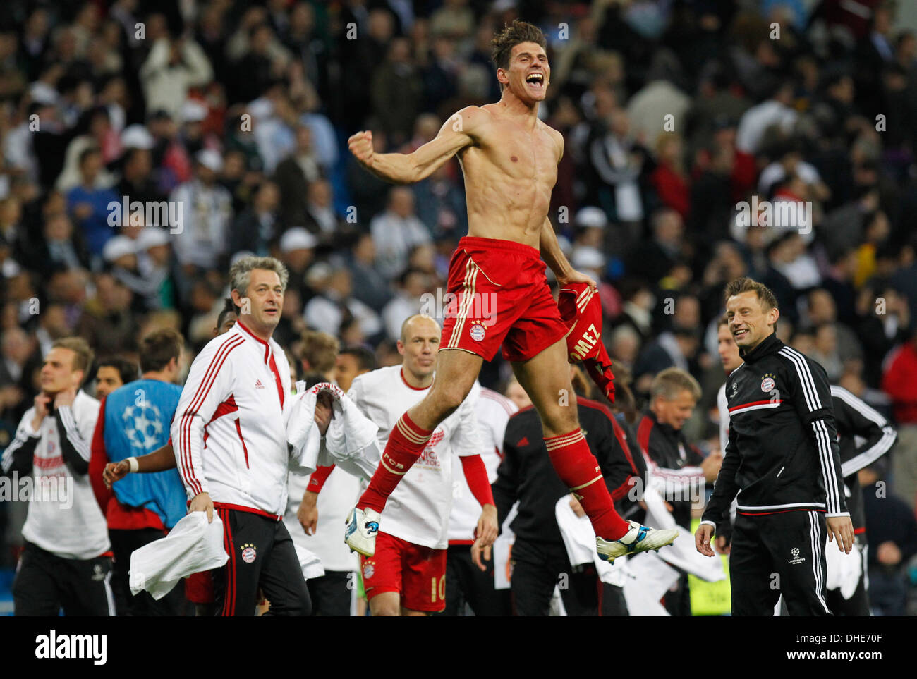 Manuel Neuer.hugs his Bayern Munich teammates and celebrates victory ...