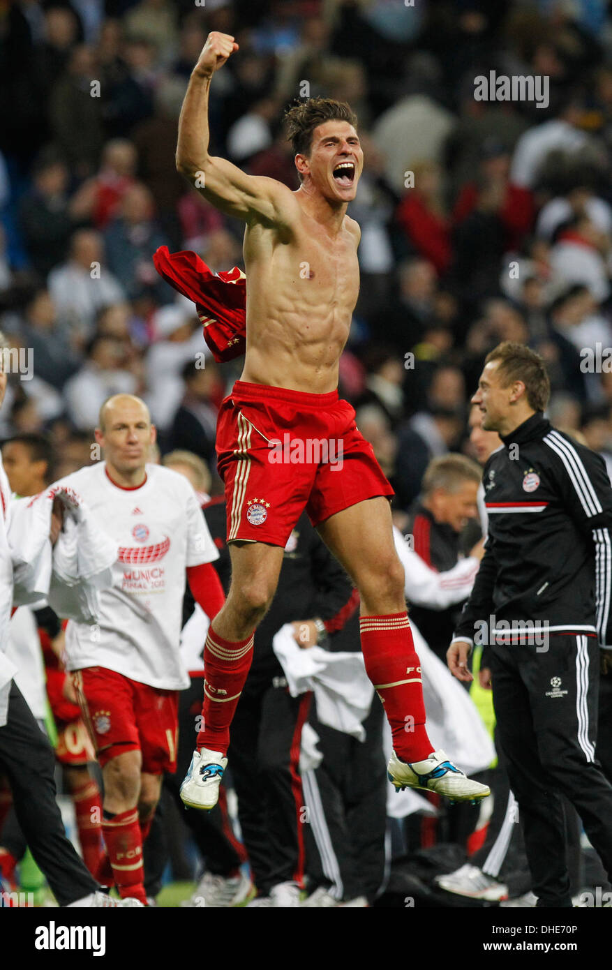 Manuel Neuer.hugs his Bayern Munich teammates and celebrates victory ...