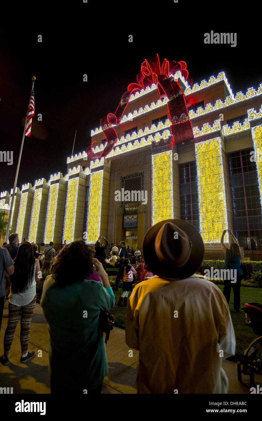 Los Angeles, California, USA. 7th Nov, 2013. A giant bow illuminations ...