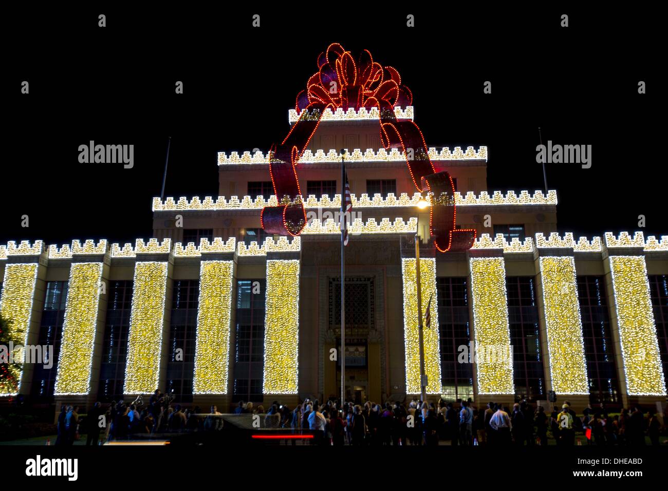 Los Angeles, California, USA. 7th Nov, 2013. A giant bow illuminations ...