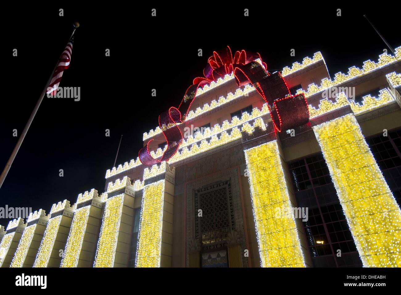 Los Angeles, California, USA. 7th Nov, 2013. A giant bow illuminations ...