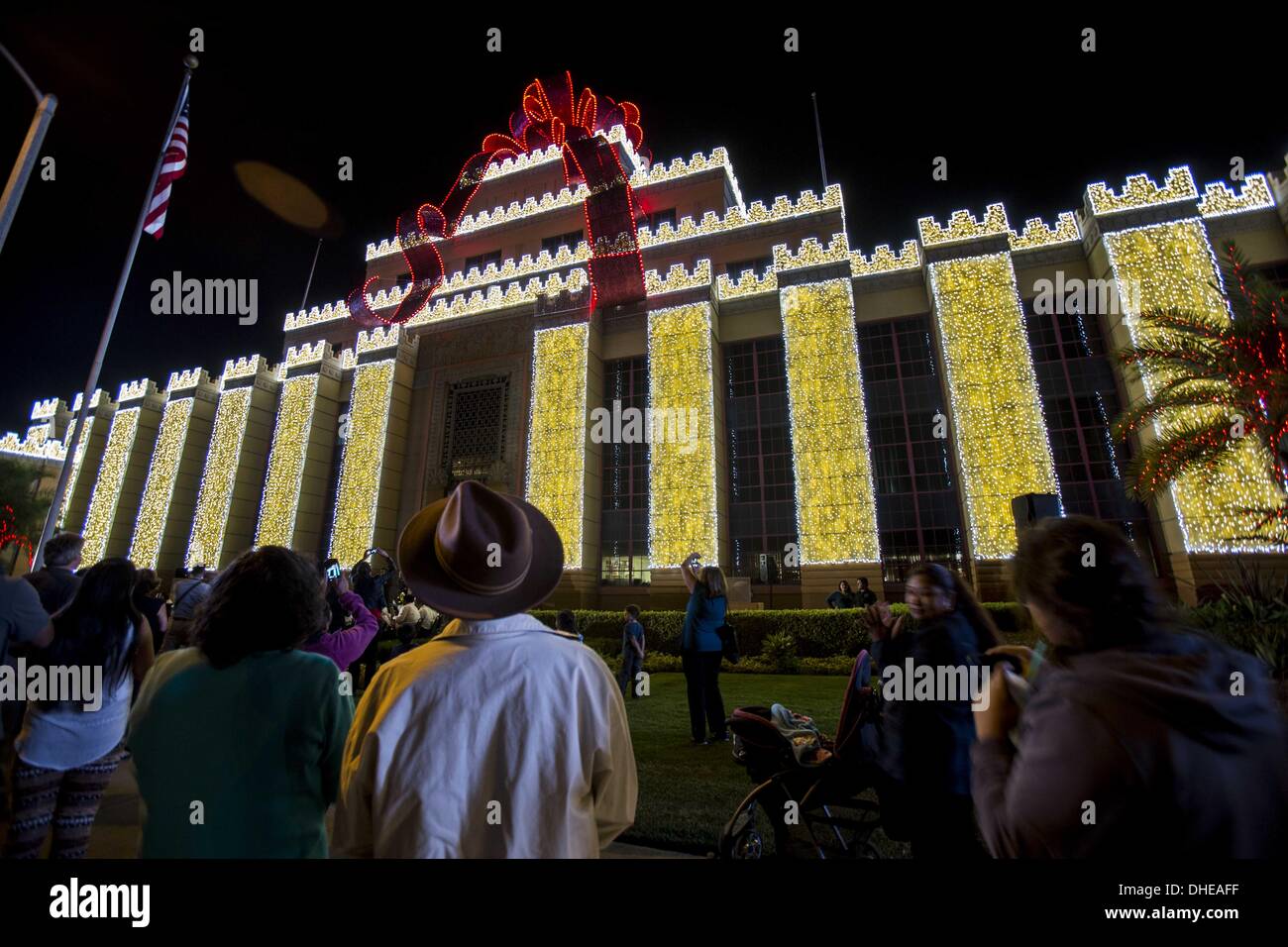 Los Angeles, California, USA. 7th Nov, 2013. A giant bow illuminations ...