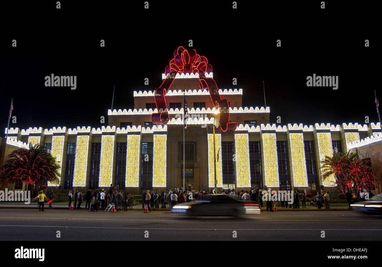 Los Angeles, California, USA. 7th Nov, 2013. A giant bow illuminations ...