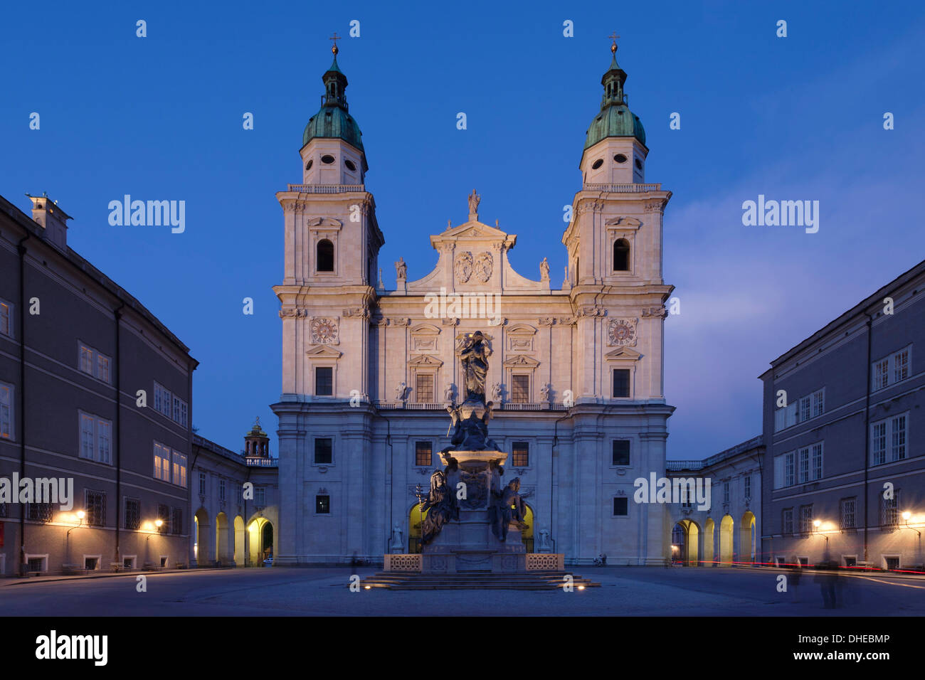 Domplatz Square with Dom Cathedral and Mariensaule column at dusk ...