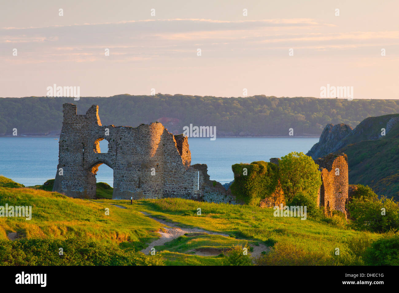 Pennard Castle (Penmaen Castle), overlooking Three Cliffs Bay, Gower ...