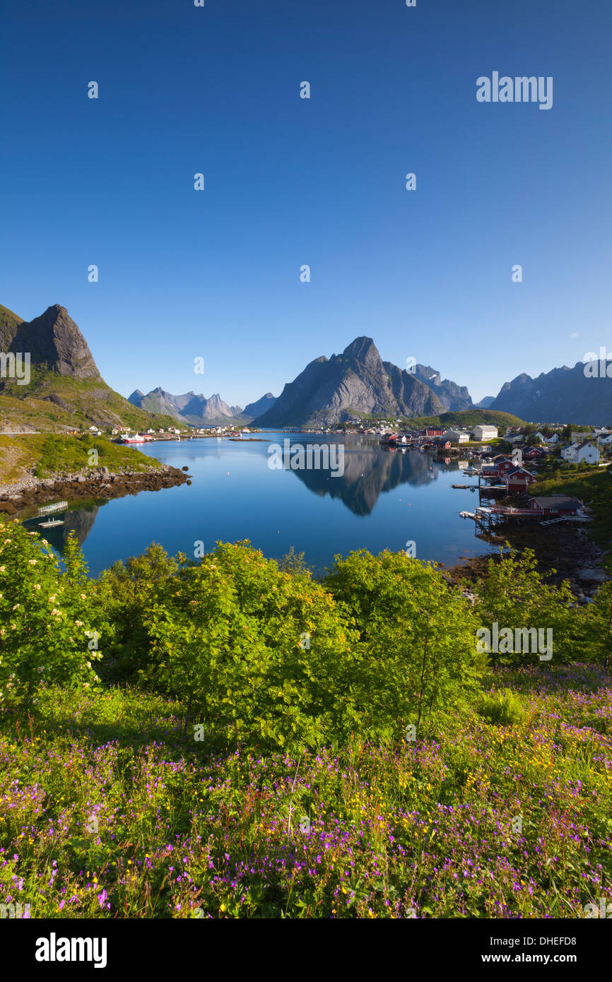 The picturesque fishing village of Reine, Moskenesoy, Lofoten, Nordland ...