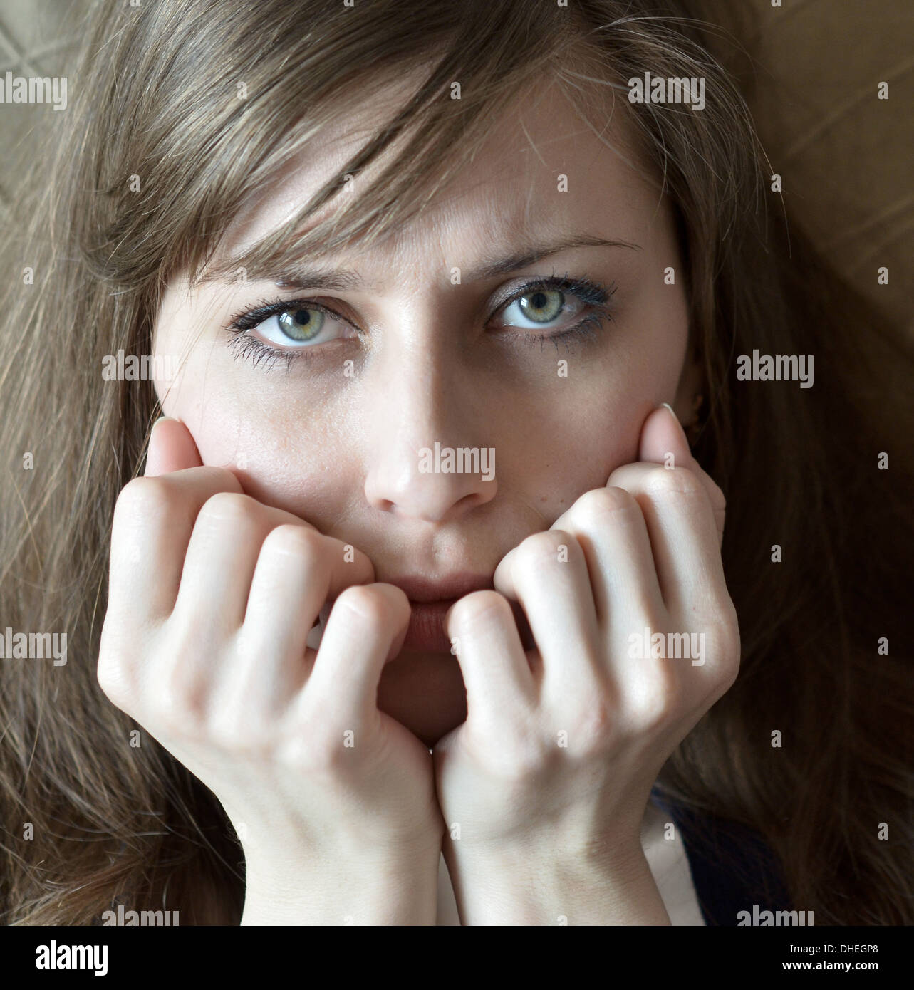 Frightened woman hi-res stock photography and images - Alamy
