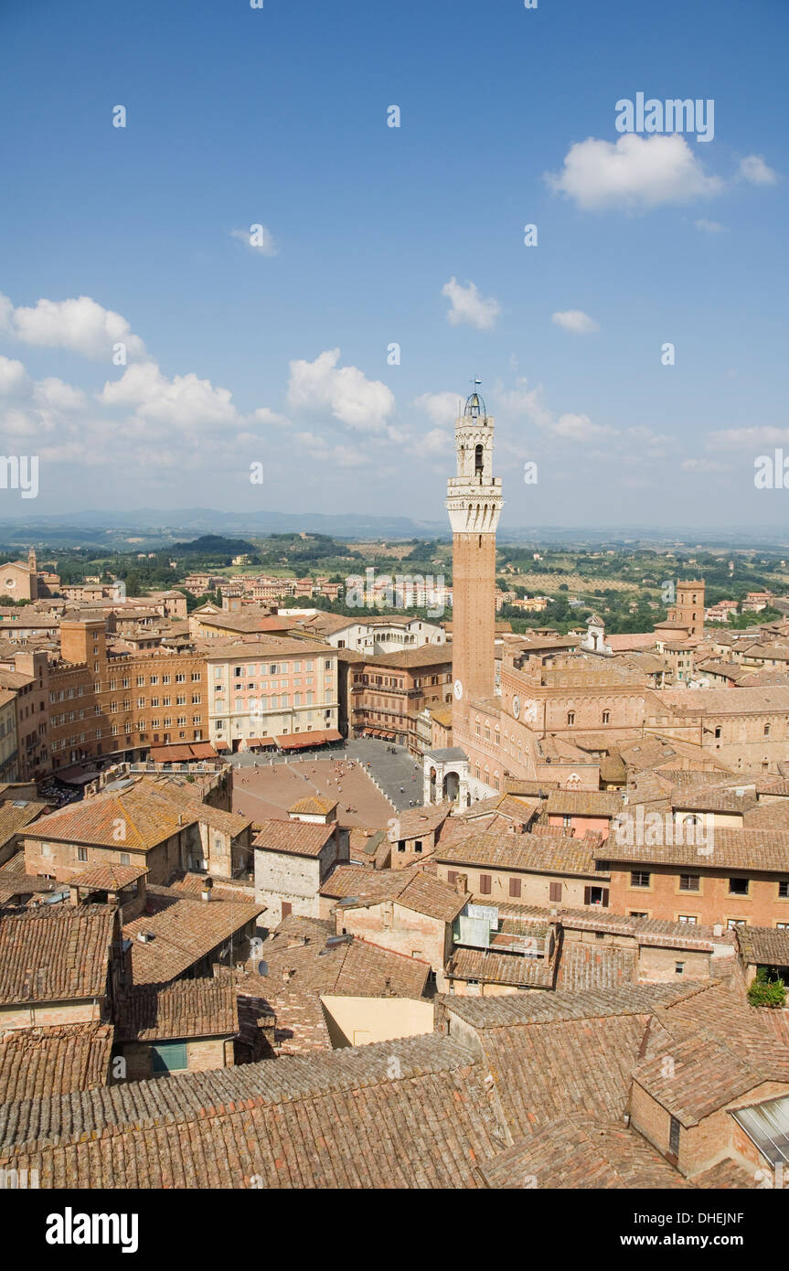 View of the Piazza del Campo and the Palazzo Pubblico with its amazing ...