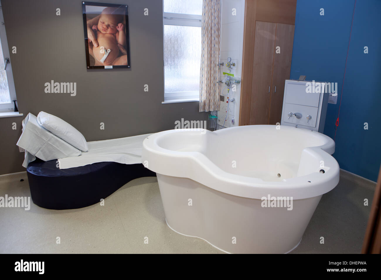 Birth pool hi-res stock photography and images - Alamy