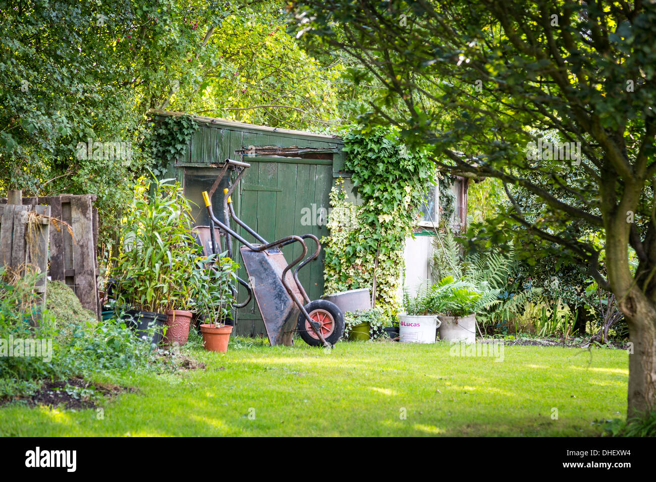 English country garden scene hi-res stock photography and images - Alamy