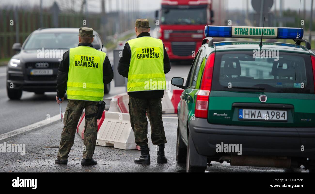 Swiecko, Poland. 08th Nov, 2013. Polish border guards examine a vehicle ...