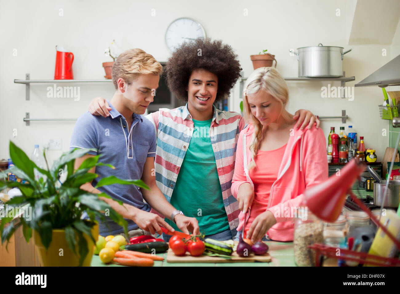 Friends in the kitchen hi-res stock photography and images - Alamy