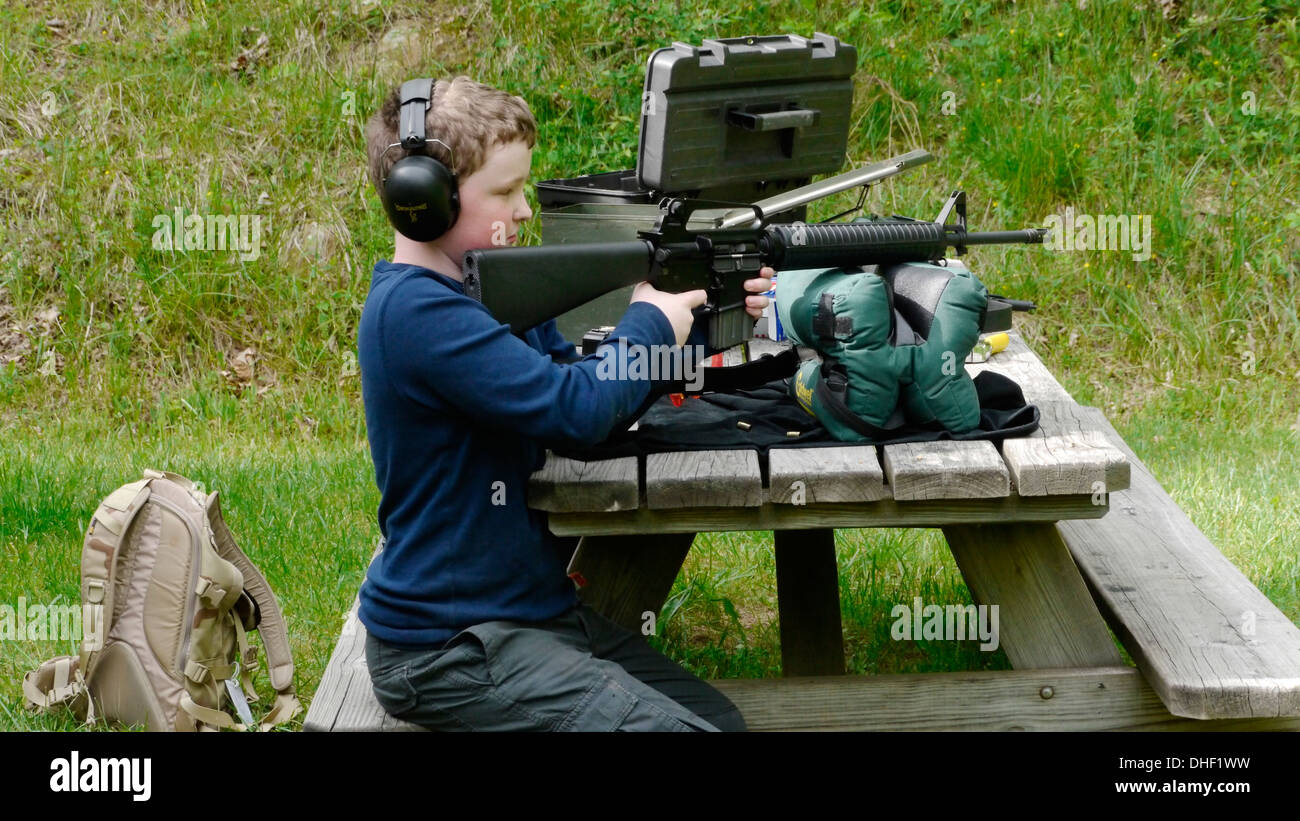 Child shooting an assault rifle Stock Photo - Alamy