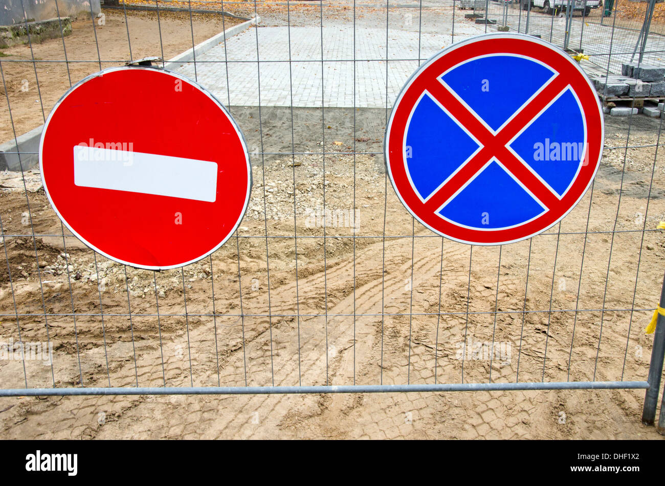 Two signs on pole hi-res stock photography and images - Alamy