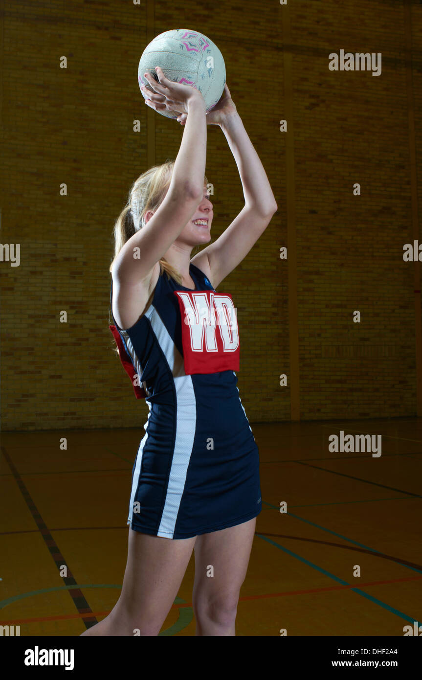 Young women playing netball hi-res stock photography and images - Alamy