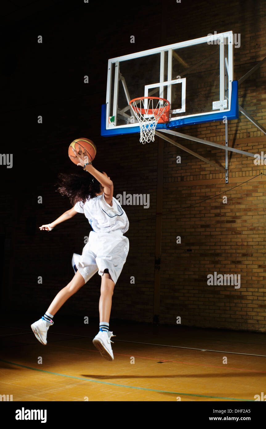 Basketball player aiming at hoop Stock Photo - Alamy