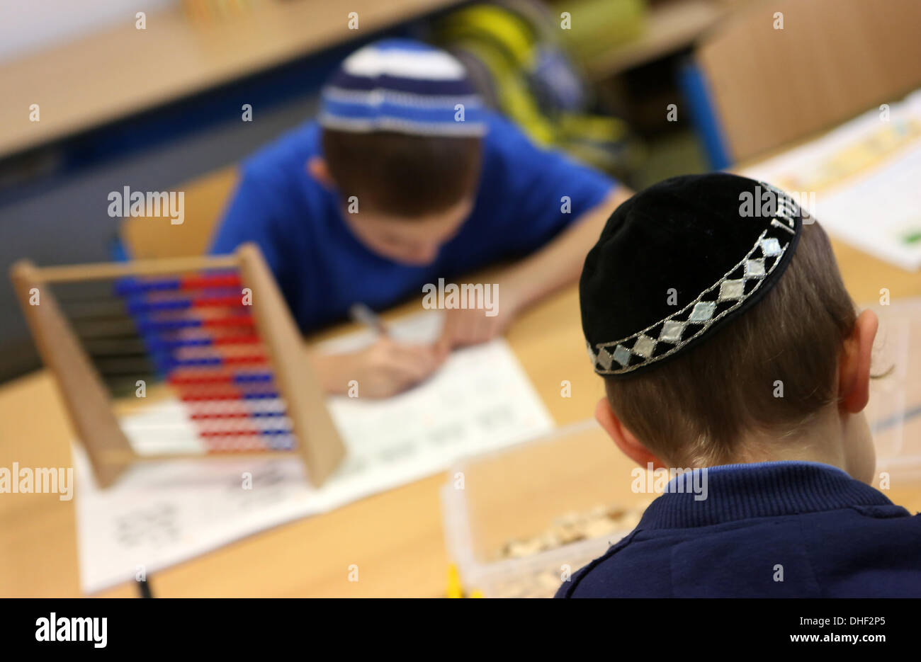 Berlin, Germany. 08th Nov, 2013. Children work out math problems at the ...