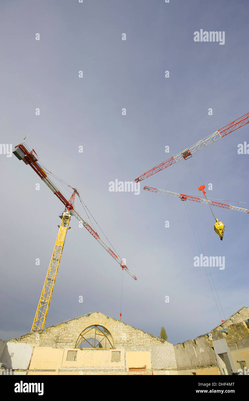 Cranes on tower block hi-res stock photography and images - Alamy