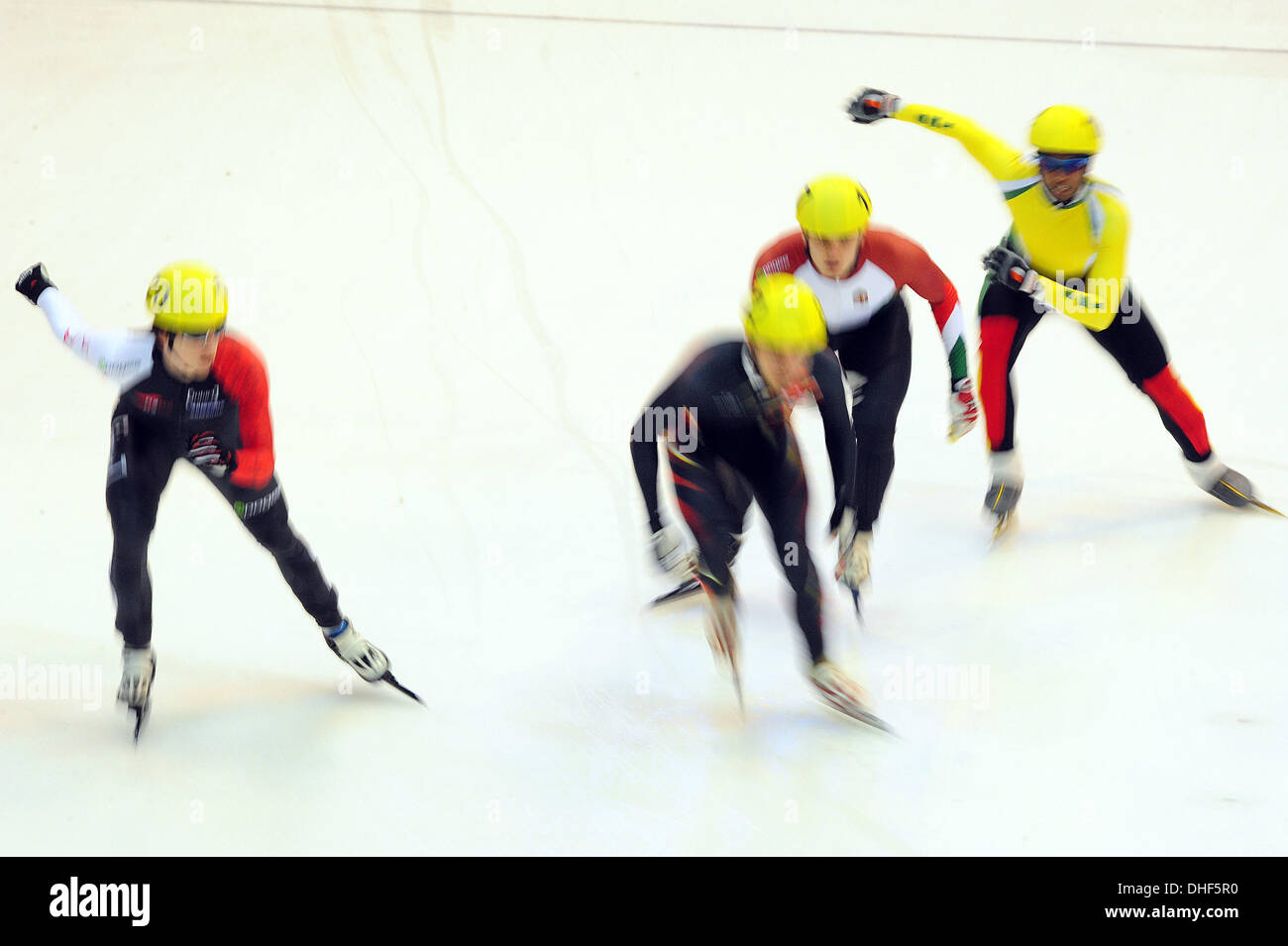 Two start short track speed skating hi-res stock photography and images ...