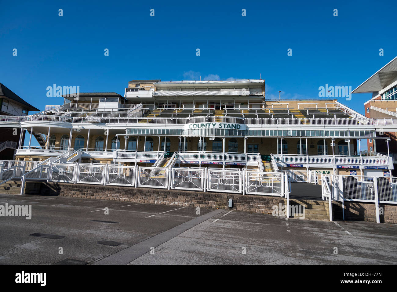 Aintree racecourse hi-res stock photography and images - Alamy