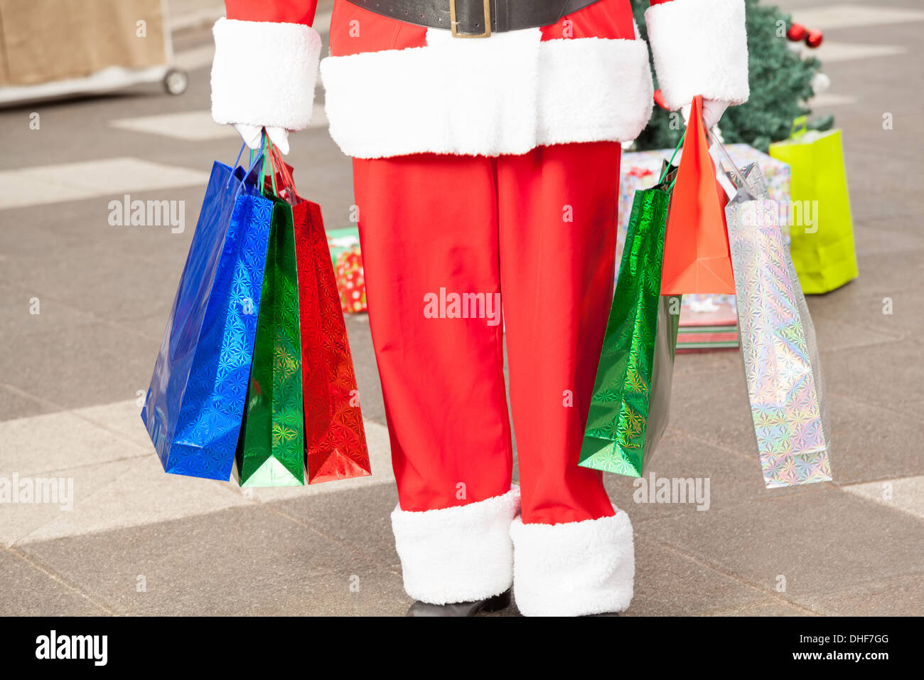 Elderly man carrying shopping bags hi-res stock photography and images ...