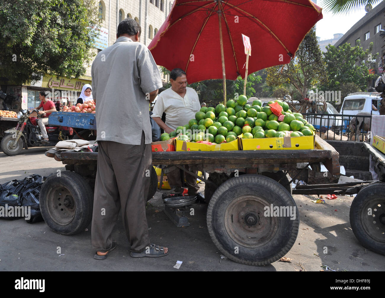 Informal market stalls selling fruit from the back of a truck in Cairo ...