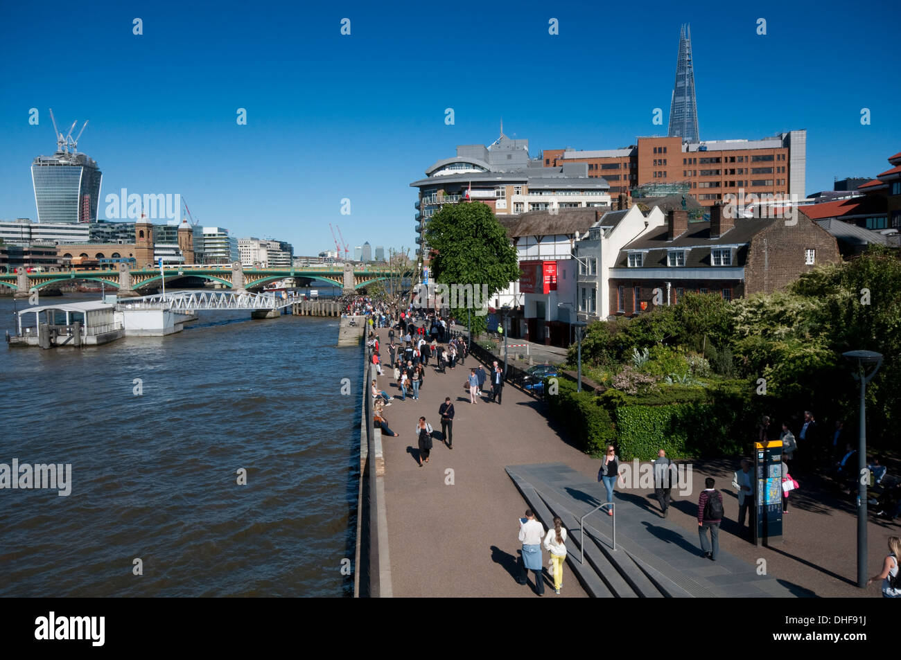 Walking along the river thames hi-res stock photography and images - Alamy