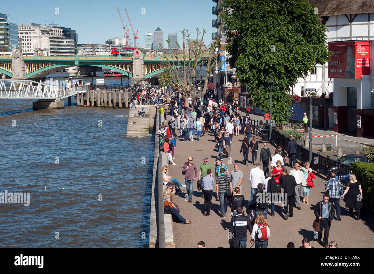 People walking along the river thames hi-res stock photography and ...