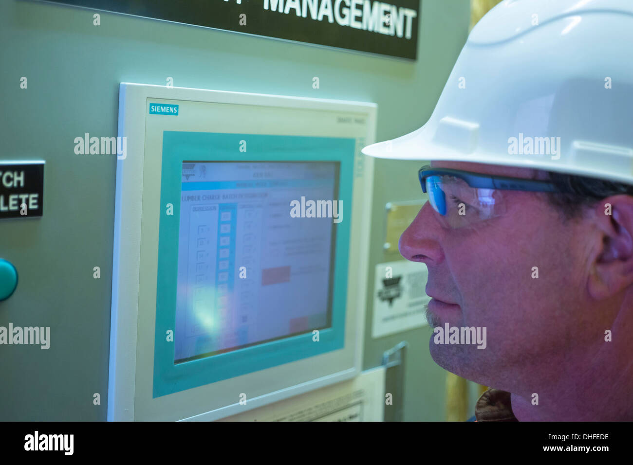 Timber screen hi-res stock photography and images - Alamy