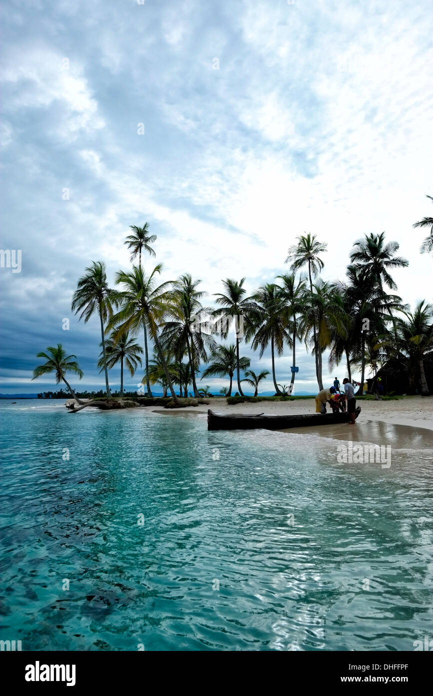 Fishermen from the Guna people in a small island called Isla Pelicano ...