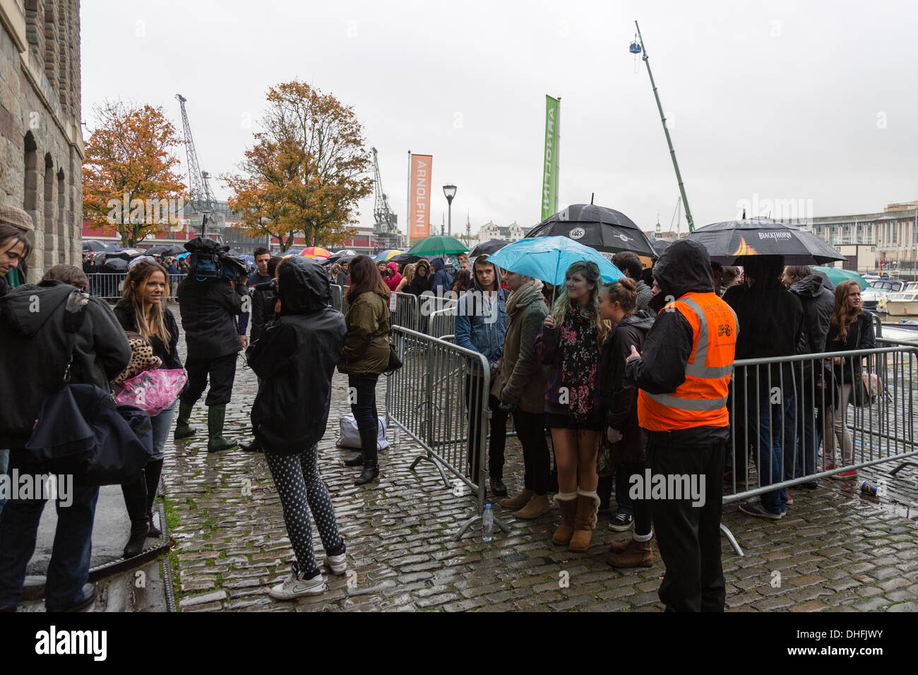 Bristol, UK. 09th Nov, 2013. Hundreds of people queue in the rain for ...