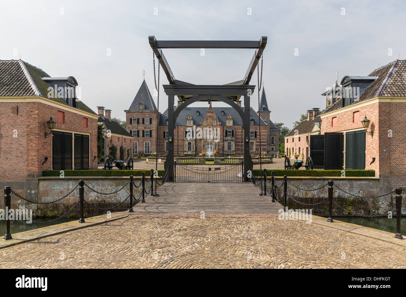 Medieval stone castle and drawbridge hi-res stock photography and ...