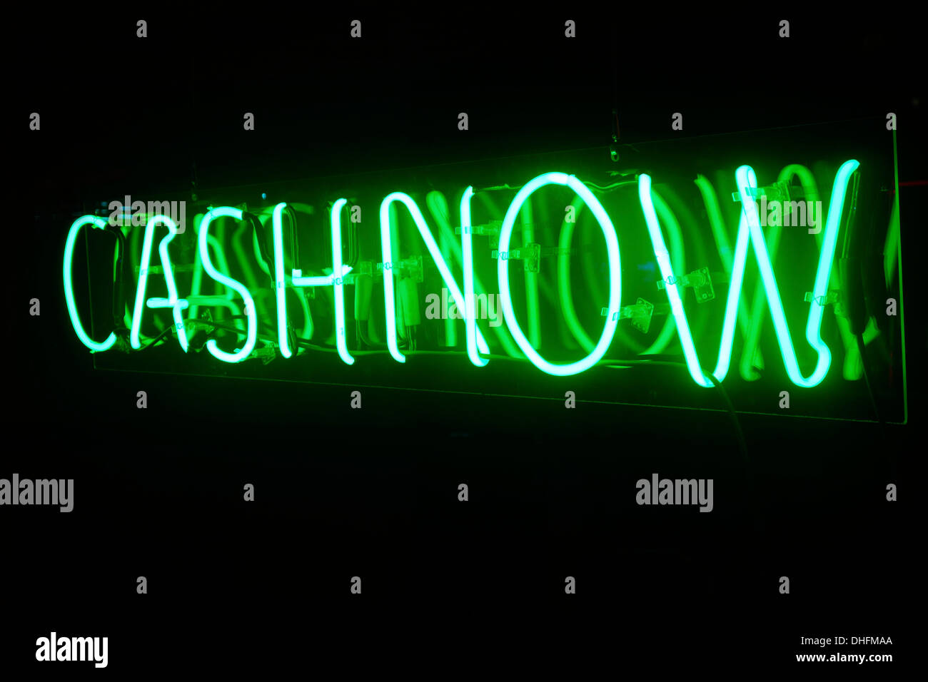 need cash neon sign Stock Photo - Alamy