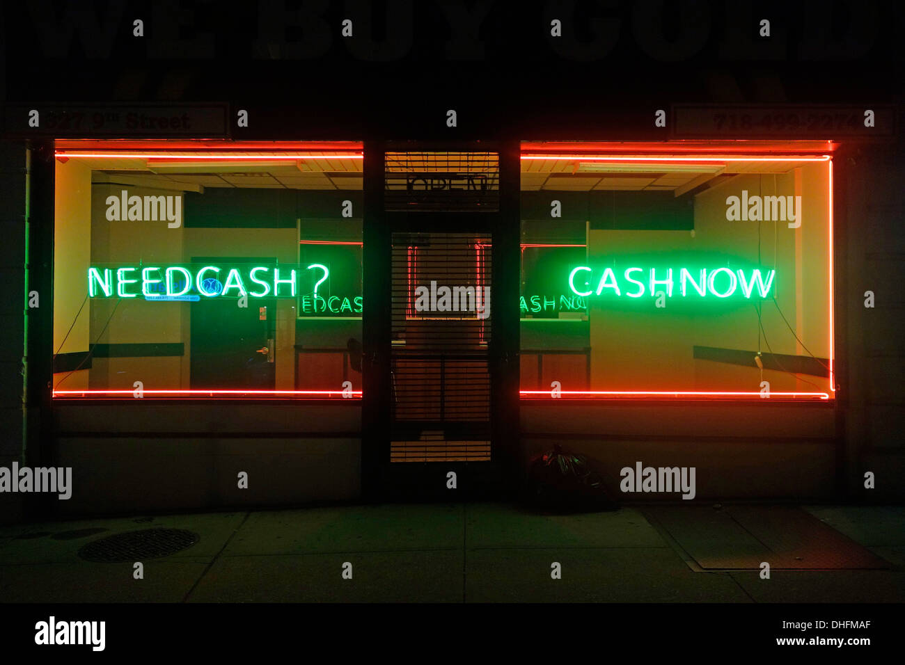 need cash neon sign Stock Photo - Alamy
