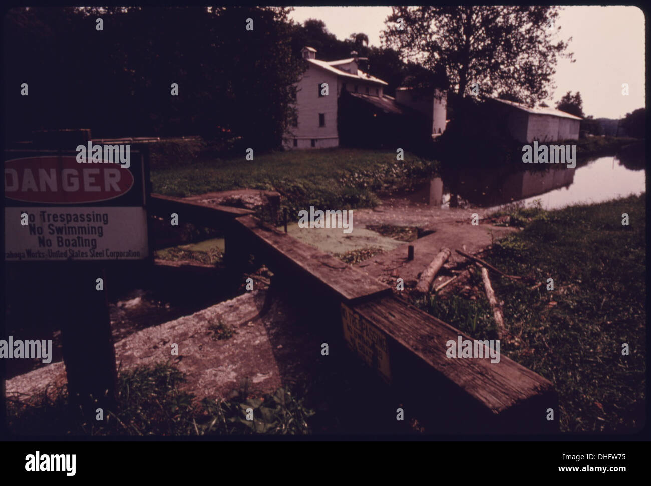 OHIO-ERIE CANAL LOCK COLLECTS ALGAE AND DEBRIS SOUTH OF ALEXANDER ROAD ...
