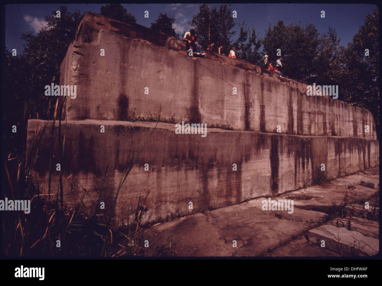 Visitors view a shelf of sandstone in deep lock quarry hi-res stock ...