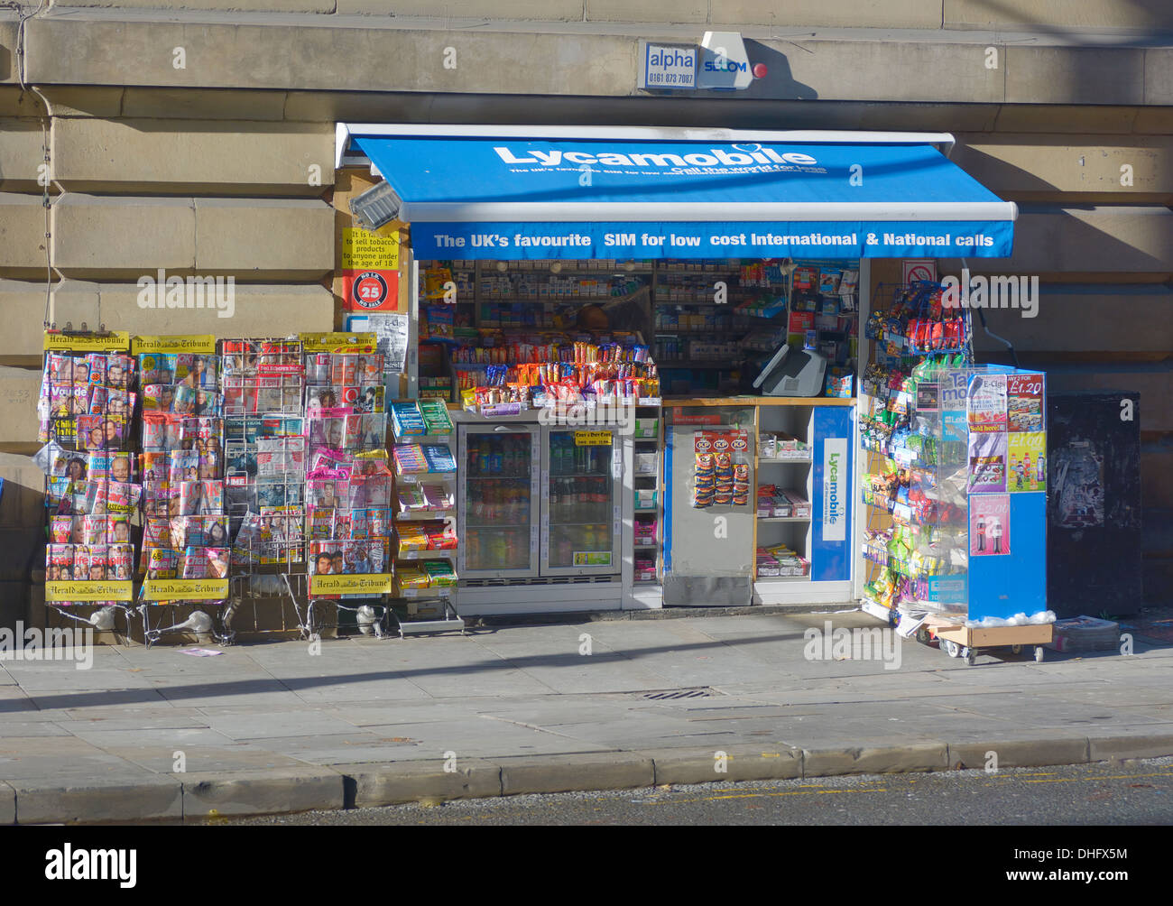 Magazine vendor hi-res stock photography and images - Alamy