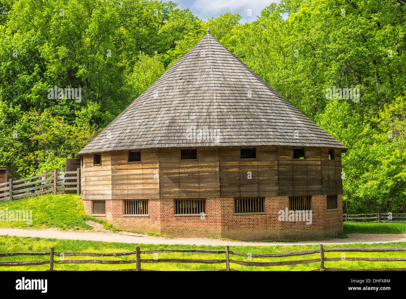 Grain barn on Mount Vernon estate of George Washington invented to ...