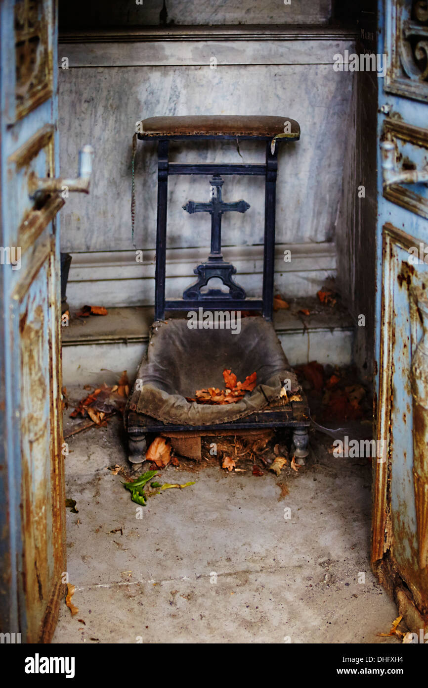 Open tomb grave hi-res stock photography and images - Alamy