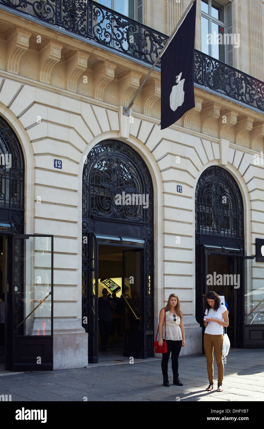 Applestore Paris, France Stock Photo - Alamy
