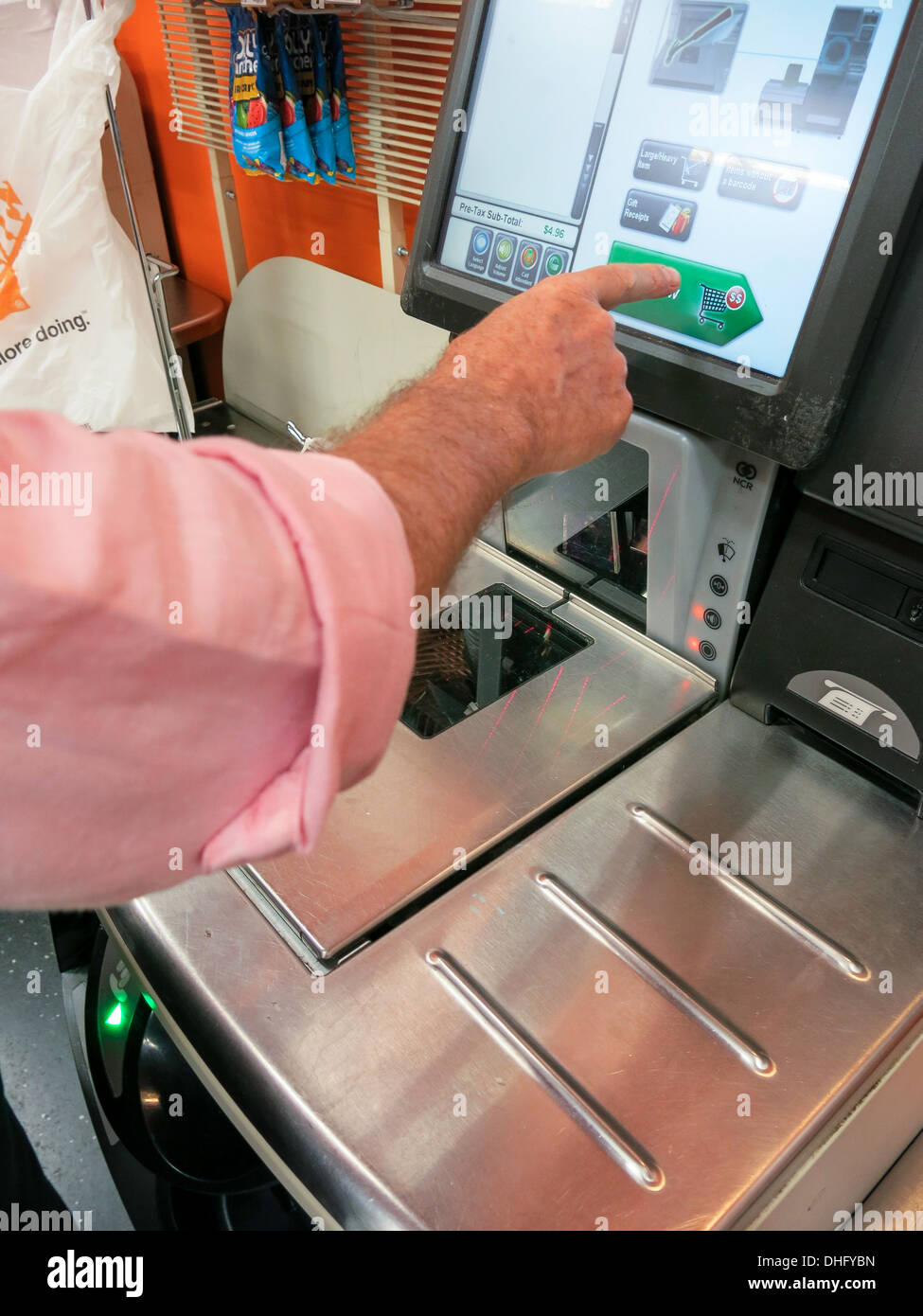 Self service checkout hi-res stock photography and images - Alamy