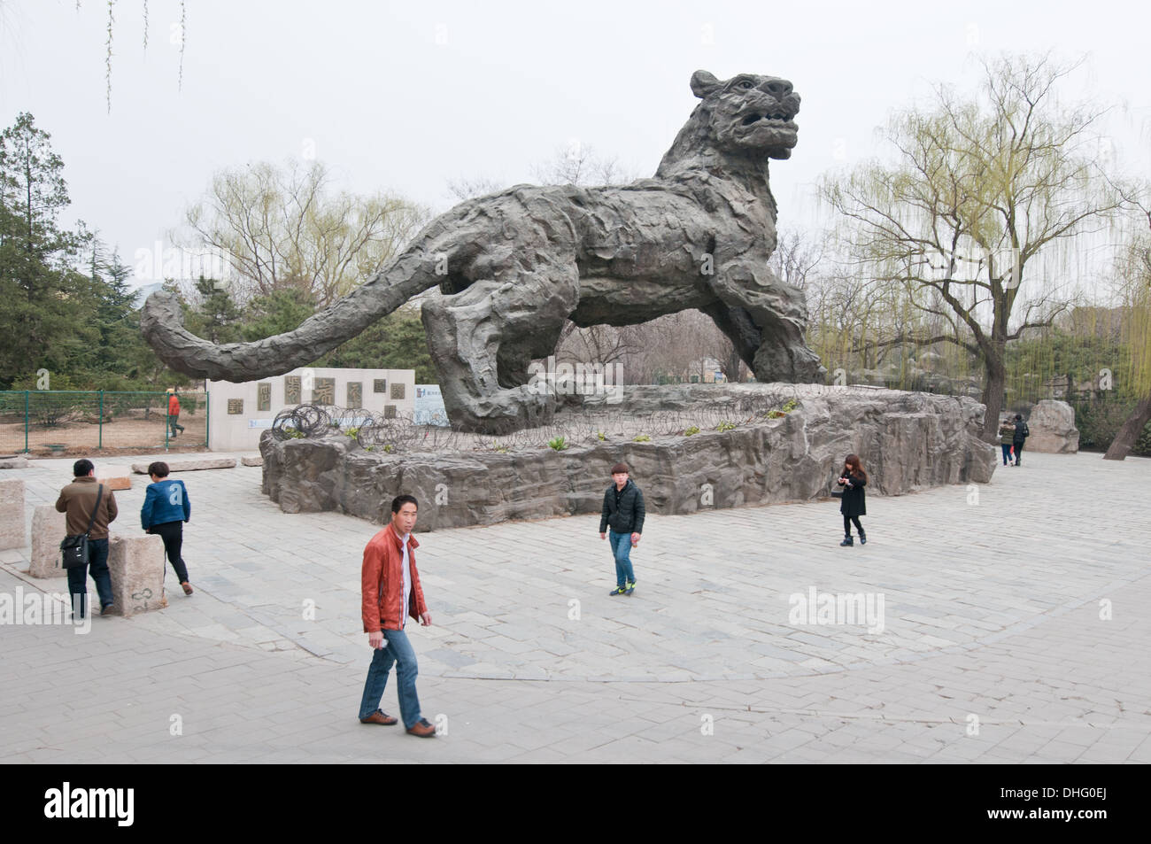 Animal statue at zoo hi-res stock photography and images - Alamy