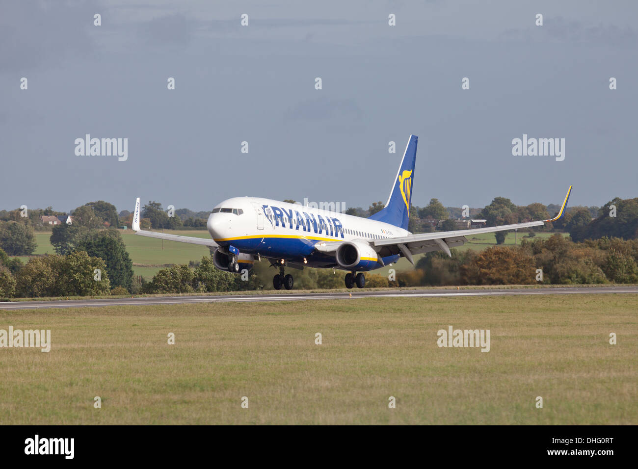 Ryanair 737 landing at luton airport hi-res stock photography and ...