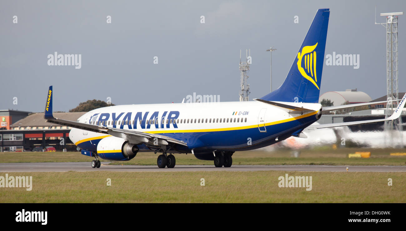 Ryanair Boeing 737 EI-EBN taking off from London-Luton Airport LTN ...