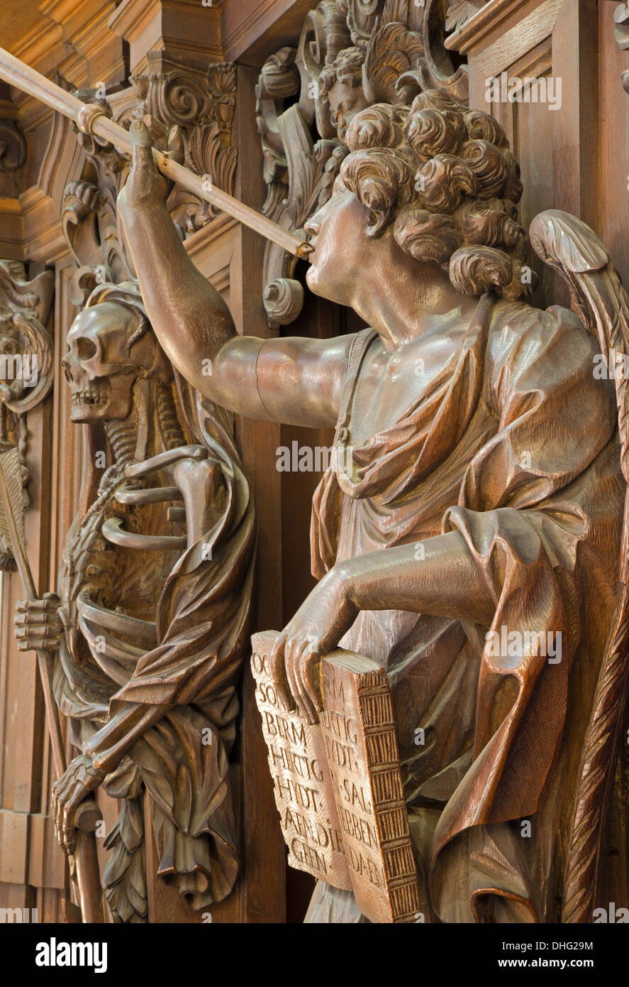 Angel trumpet hi-res stock photography and images - Alamy