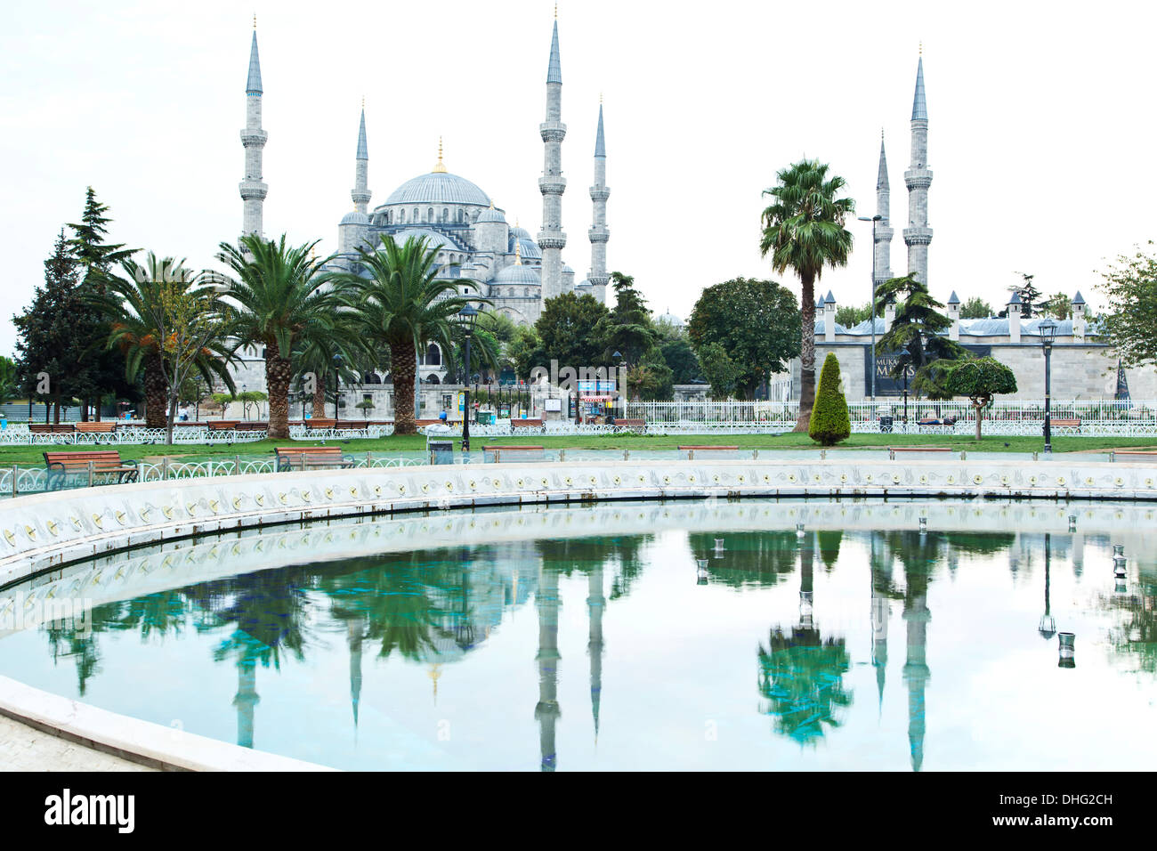 Mosque pool water hi-res stock photography and images - Alamy