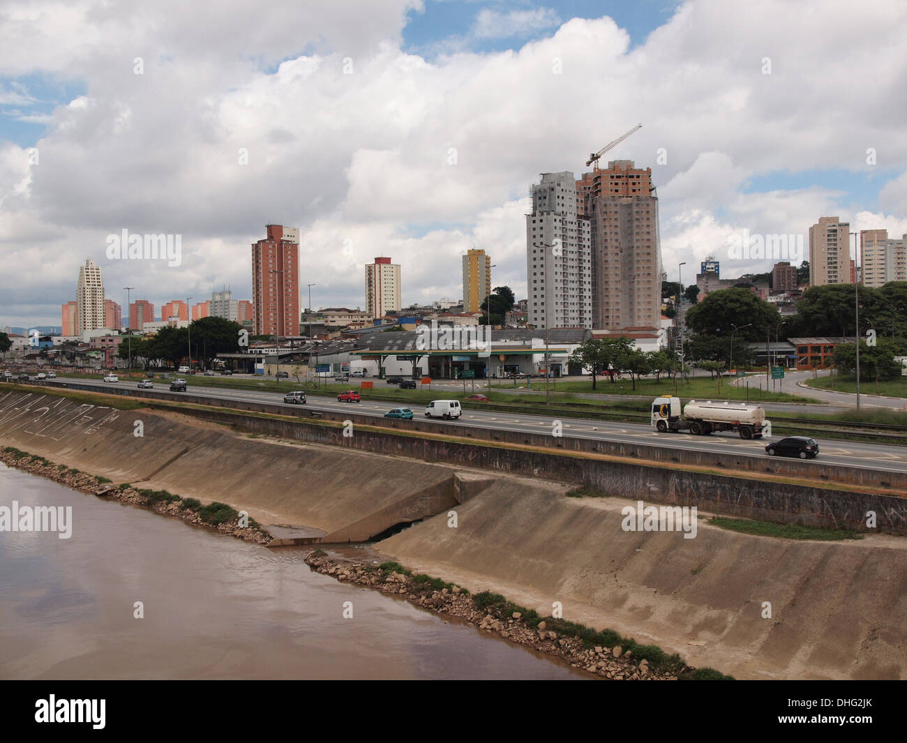 The marginal highway in Sao Paulo which runs along the margins of the ...