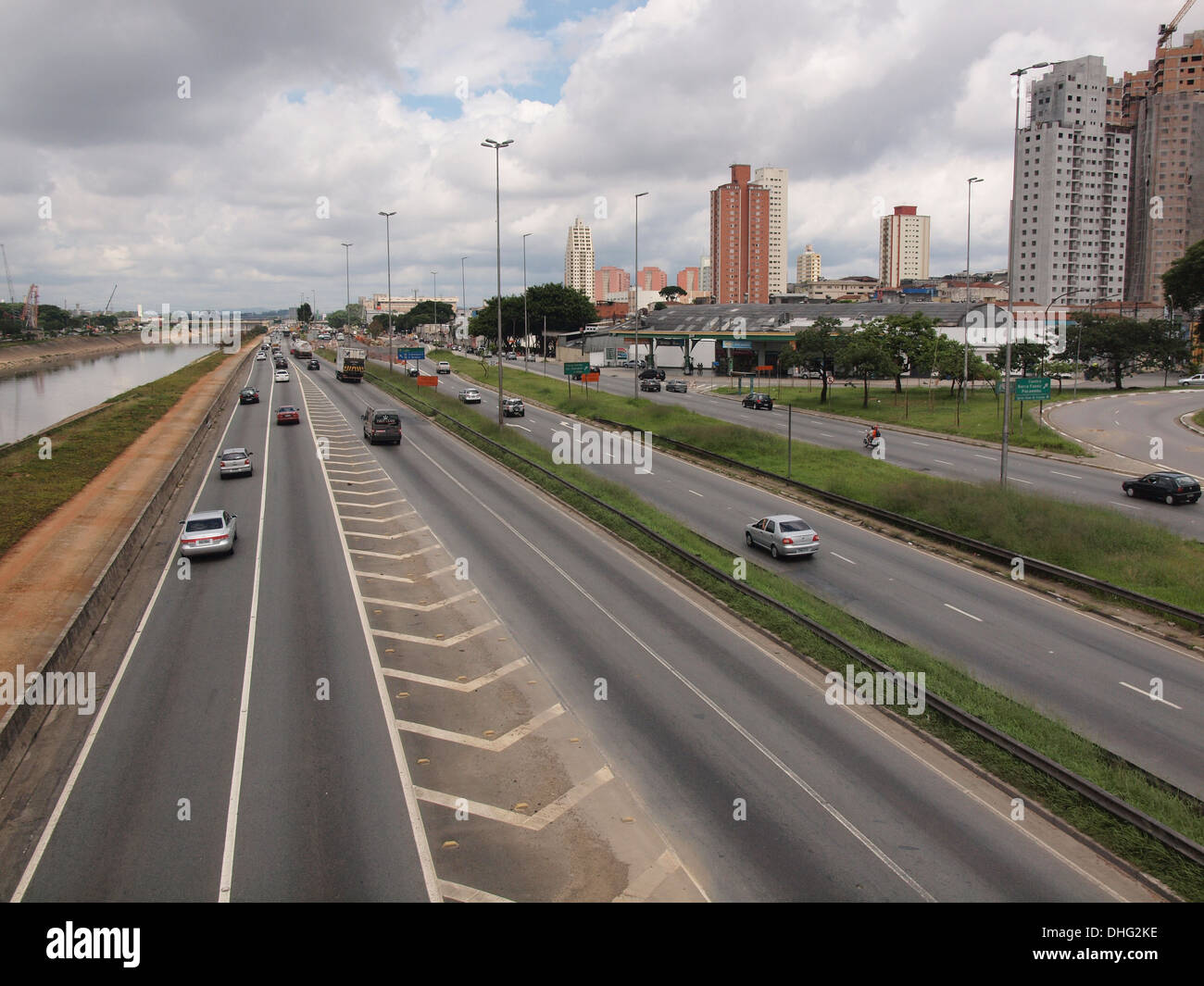 The marginal highway in Sao Paulo which runs along the margins of the ...